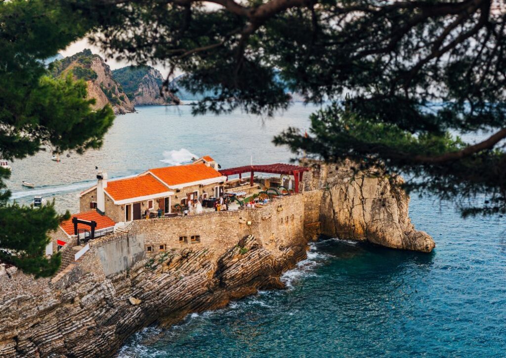 Kompletan vodič za letovanje u Crnoj Gori 2024 - Putno zdravstveno osiguranje