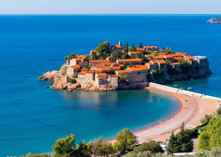 Kompletan vodič za letovanje u Crnoj Gori 2024 - Putno zdravstveno osiguranje